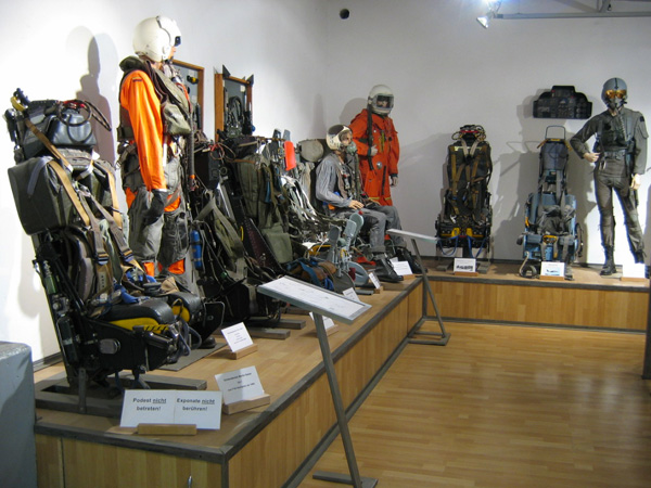 Flightgear On-Line, the website for the collector of military flightgear